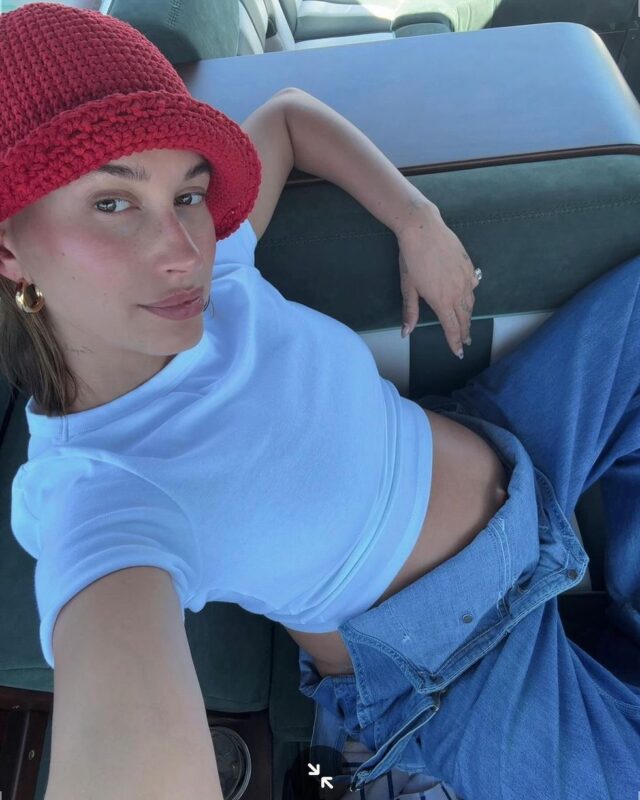 Pregnant Hailey Bieber revealed her bаre belly in denim overalls